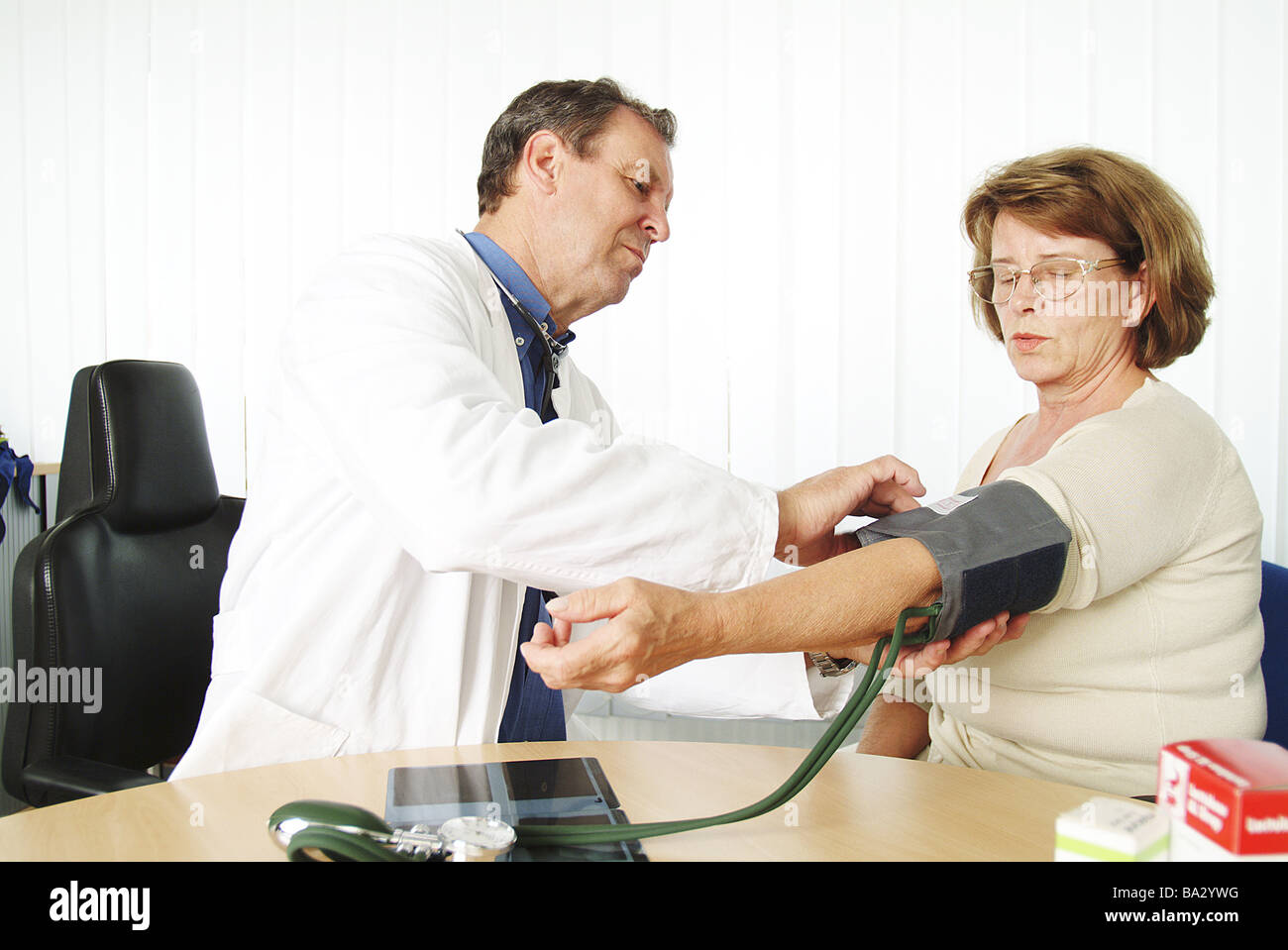 Blood pressure cuffs hi-res stock photography and images - Alamy