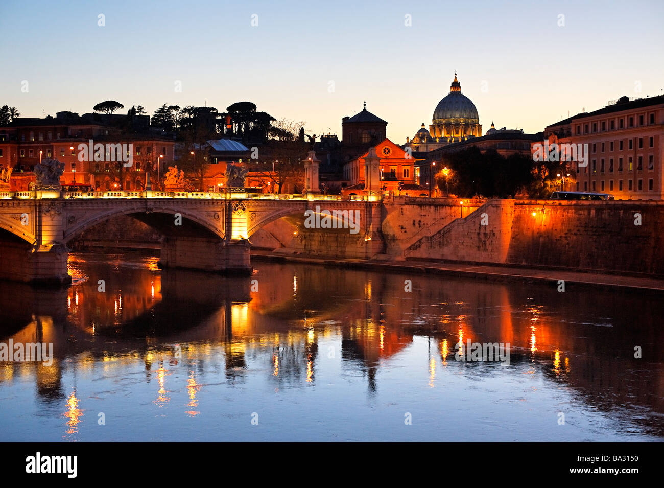 The tiber river and the vatican in rome hi-res stock photography and ...