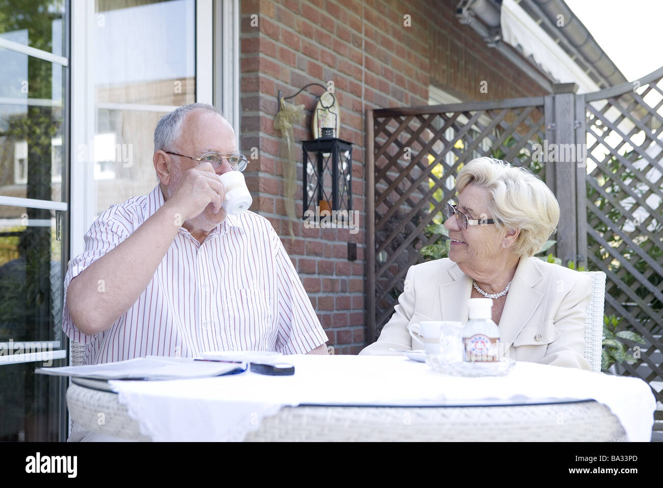 Senior-pair Kaffeetrinken terrace sits semi-portrait series people ...