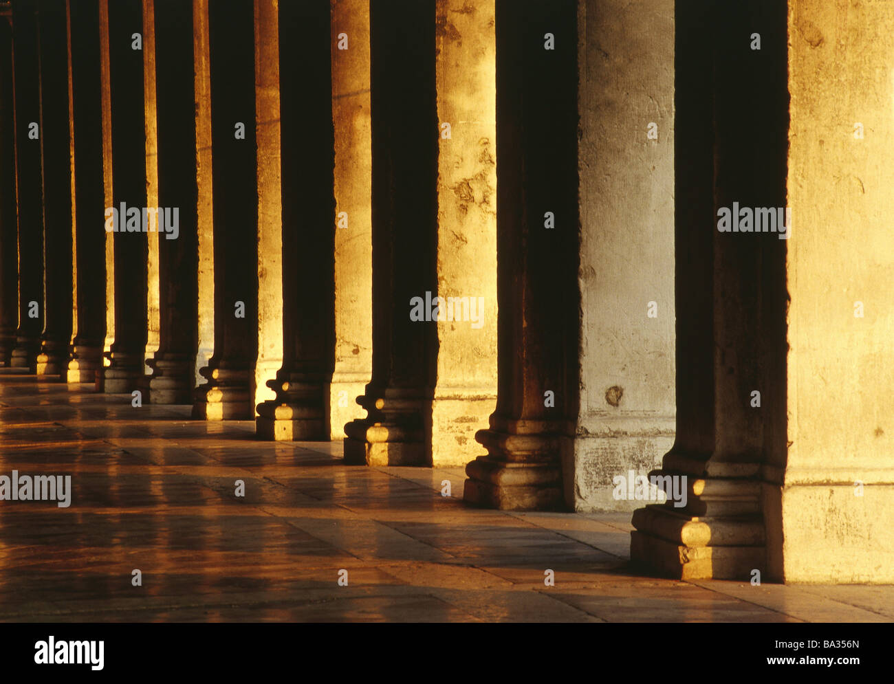 Buildings columns sun-idea light shadows construction concrete-columns ...