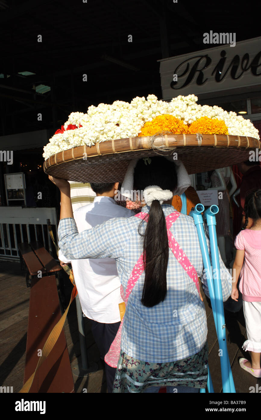 Thai merchant with garland flowers Stock Photo - Alamy