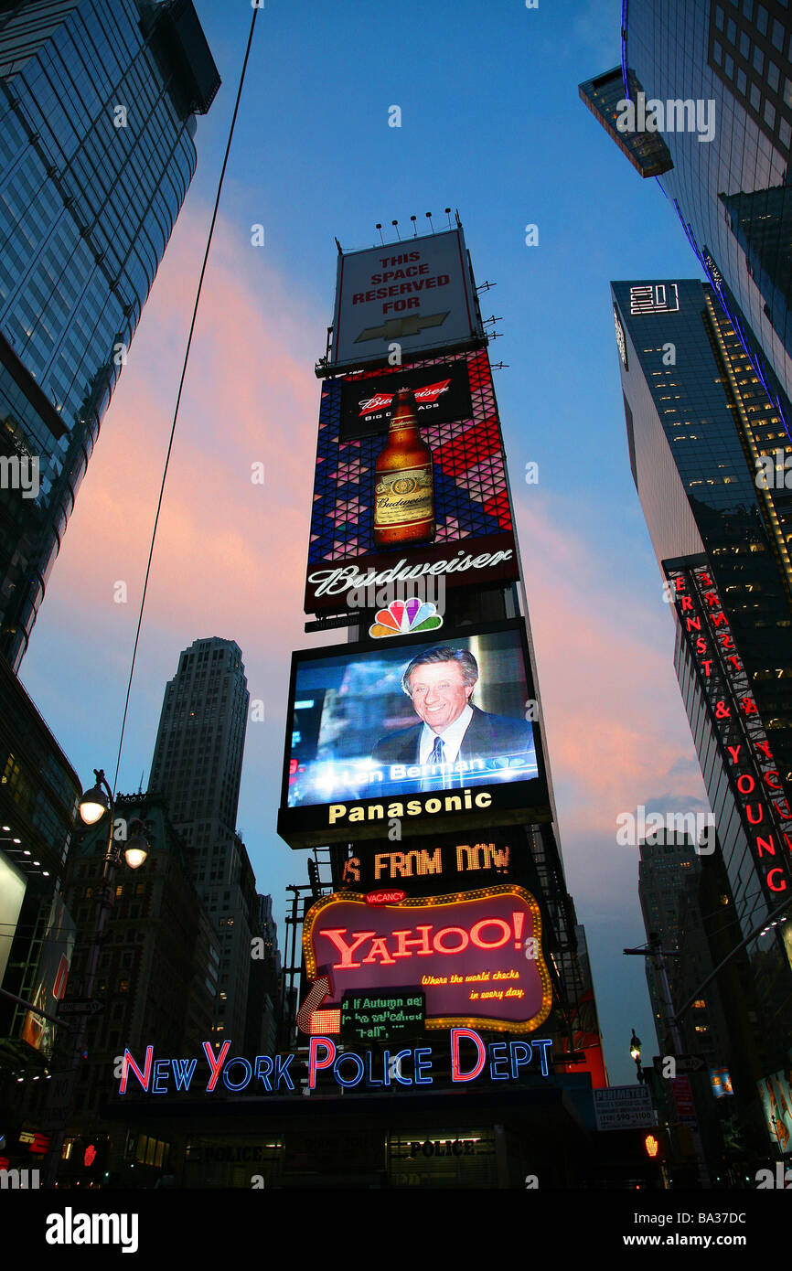 USA New York city Manhattan Times Square high-rises neon-advertisement ...