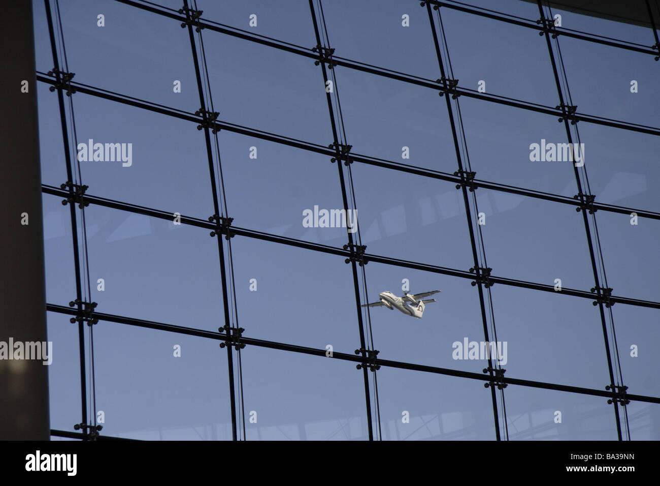 Airport window seattle hi-res stock photography and images - Alamy