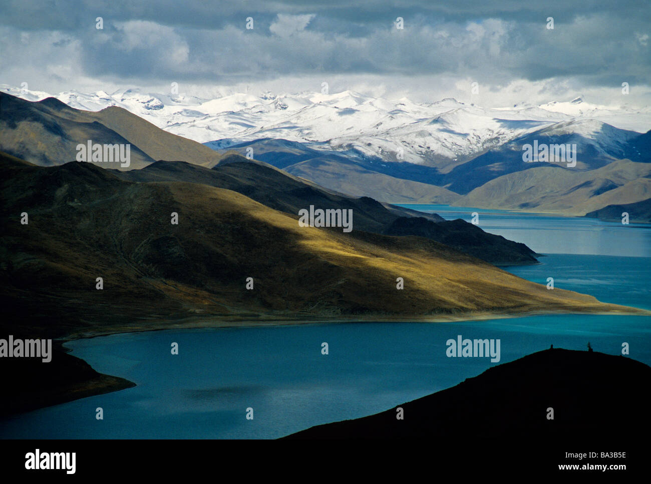Tibet's Sacred Yamdrok Tso Lake (Yamzho Yumco in Tibetan Stock Photo ...