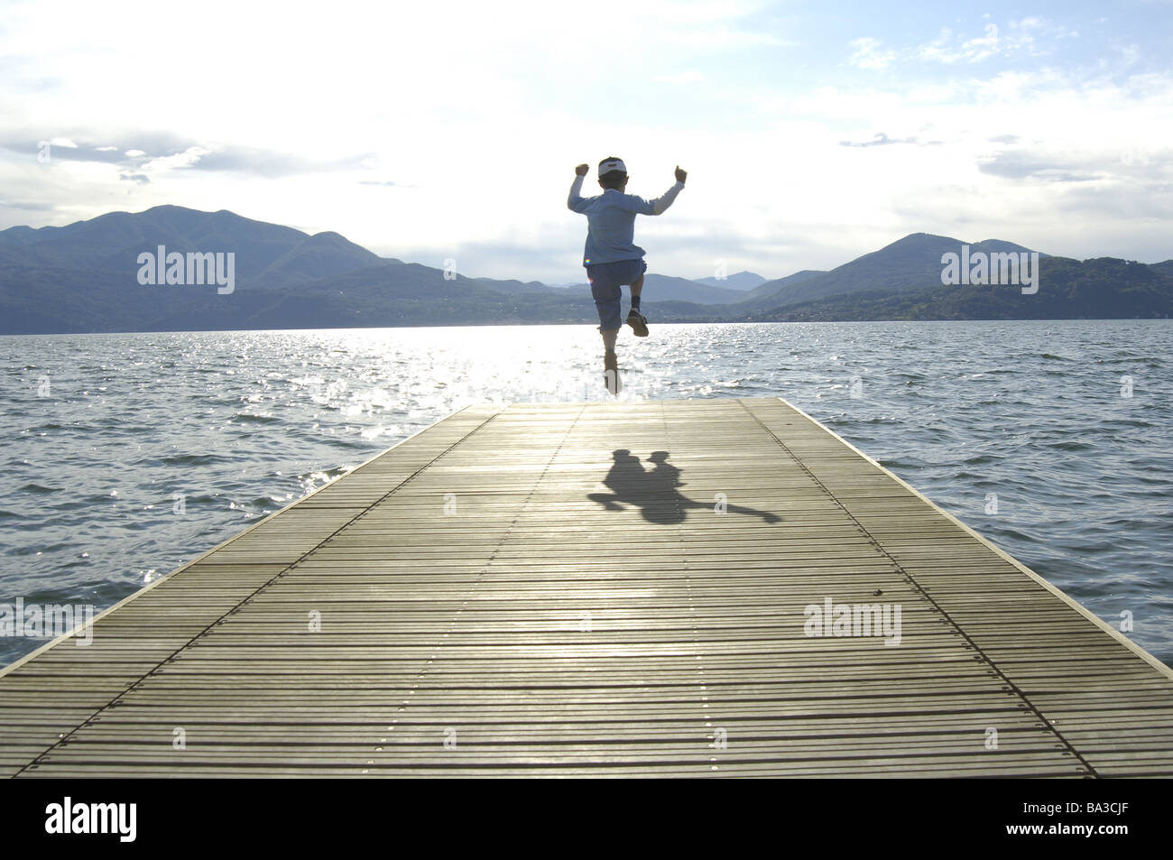 Highland-shaft sea bridge boy runs air-jump back-opinion back light ...