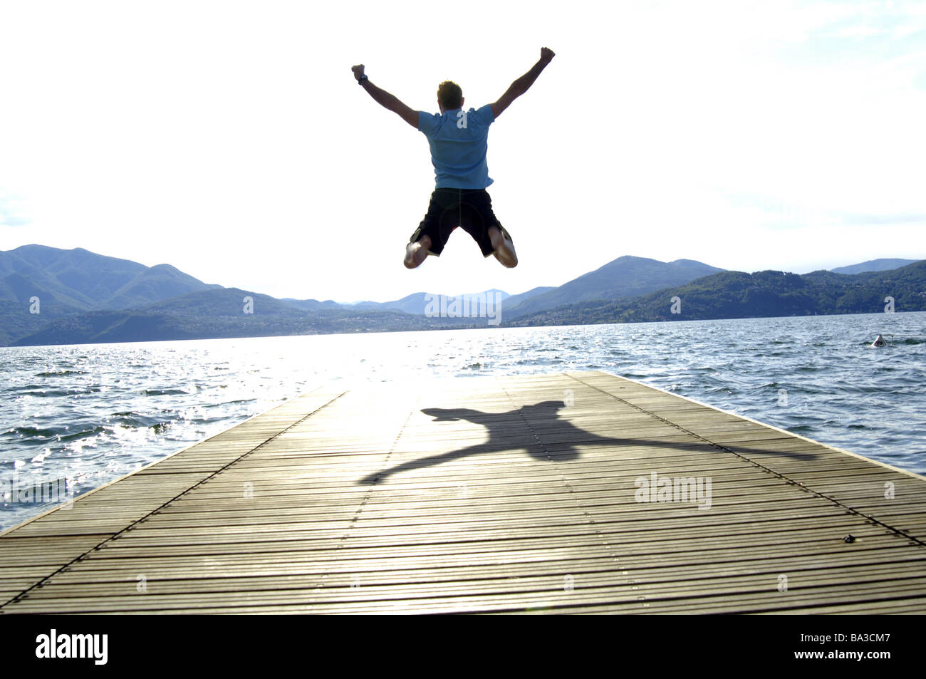 Highland-shaft sea bridge man air-jump back-opinion back light series ...