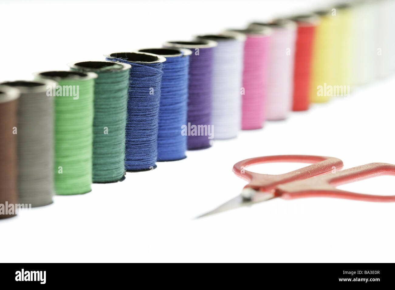 Spools colorfully scissors strung Nähmaterial Nähutensilien Nähgarn ...