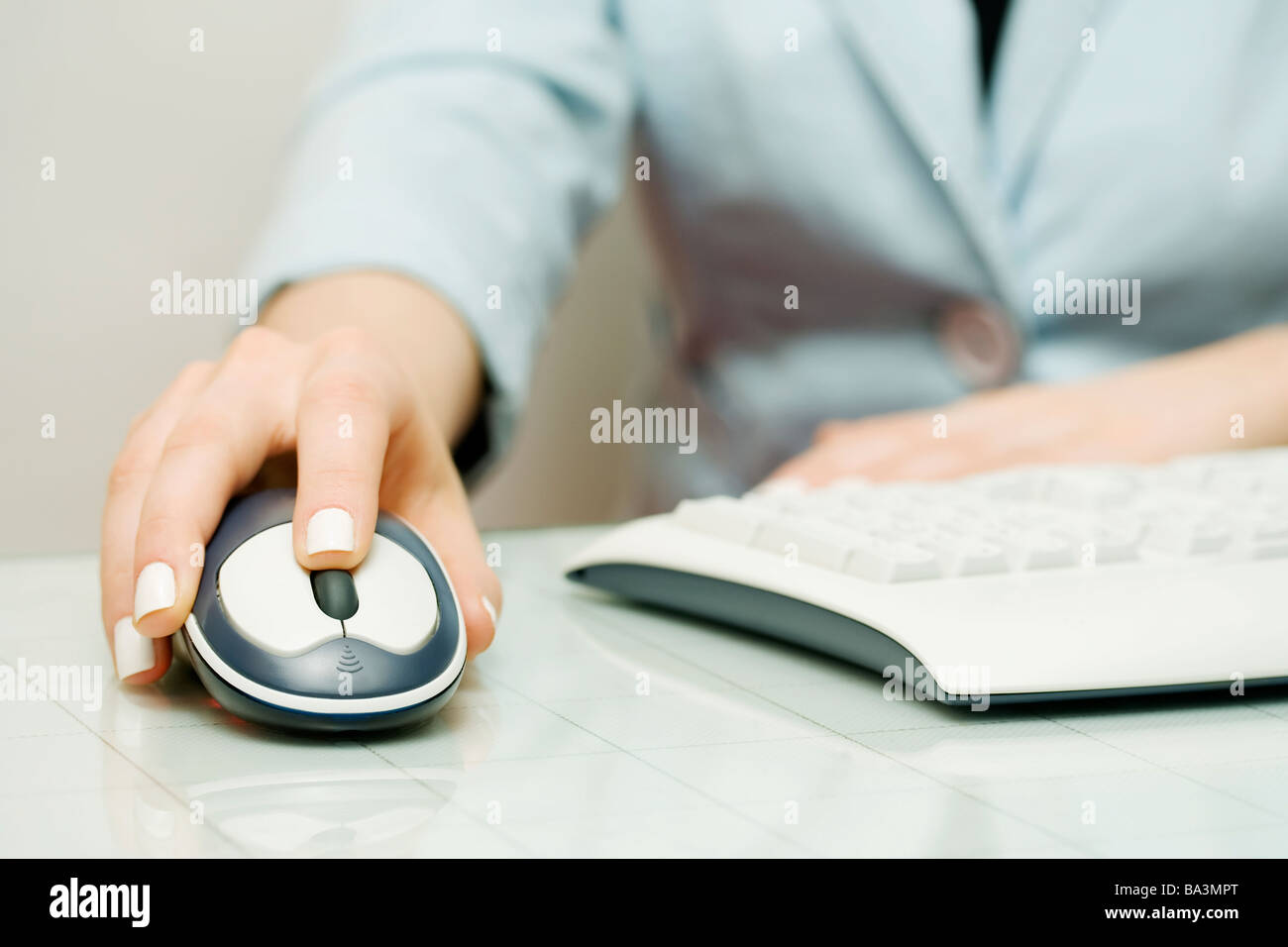 Female hand holding the wireless computer mouse Stock Photo - Alamy