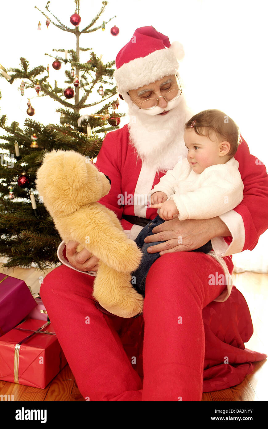Man disguised as tree hi-res stock photography and images - Alamy