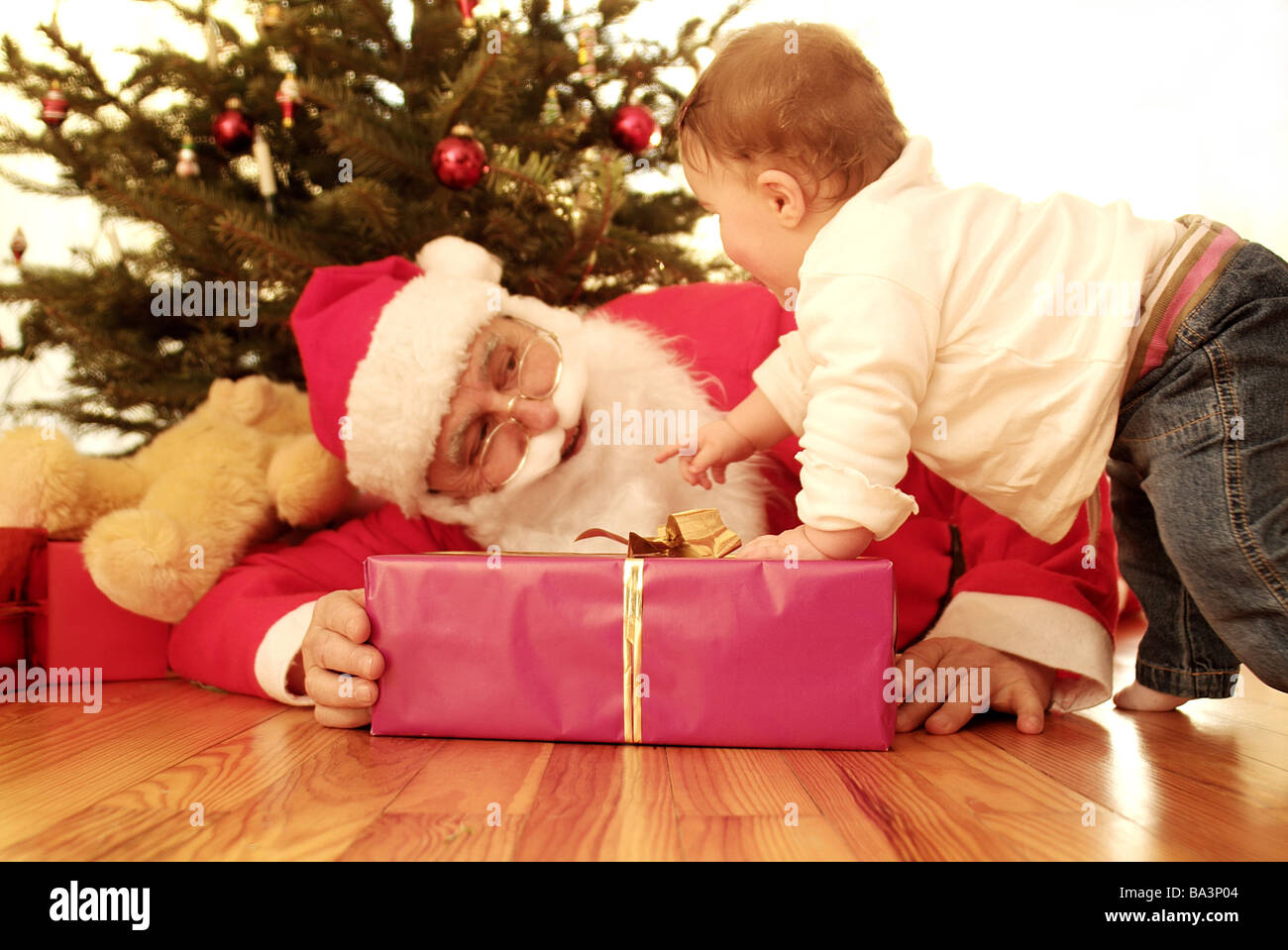 Man disguised as tree hi-res stock photography and images - Alamy