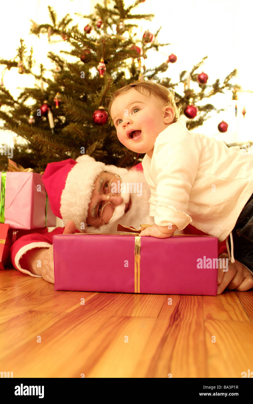 Man disguised as tree hi-res stock photography and images - Alamy