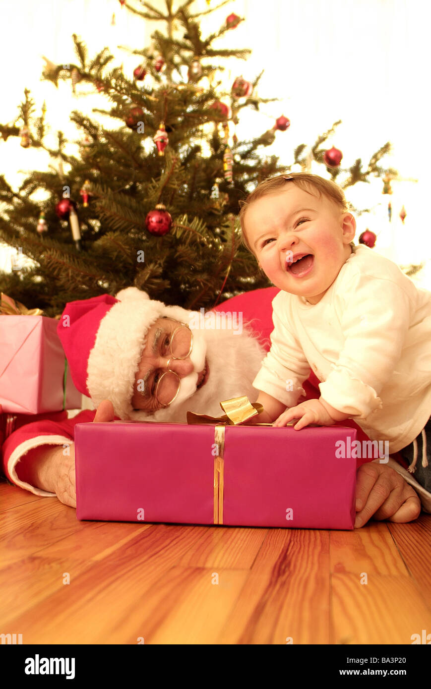 Man disguised as tree hi-res stock photography and images - Alamy