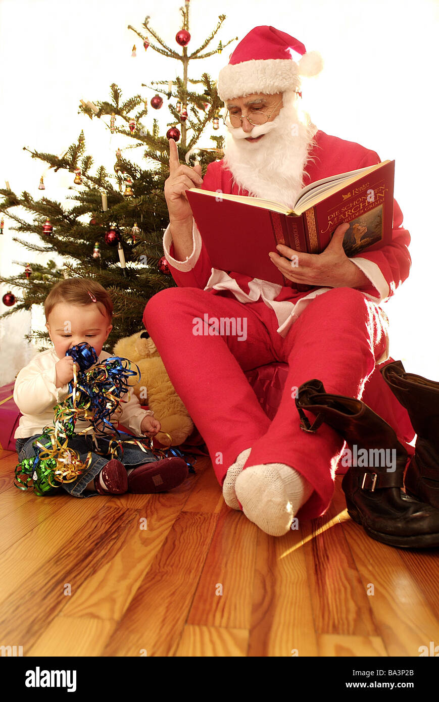 Man disguised as tree hi-res stock photography and images - Alamy