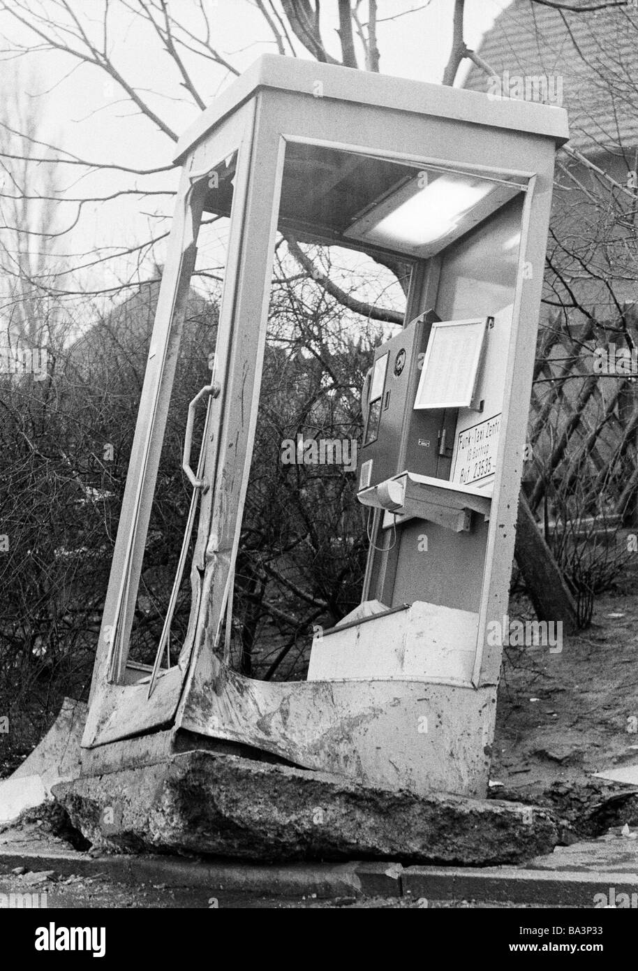 Black phone kiosk hi-res stock photography and images - Alamy