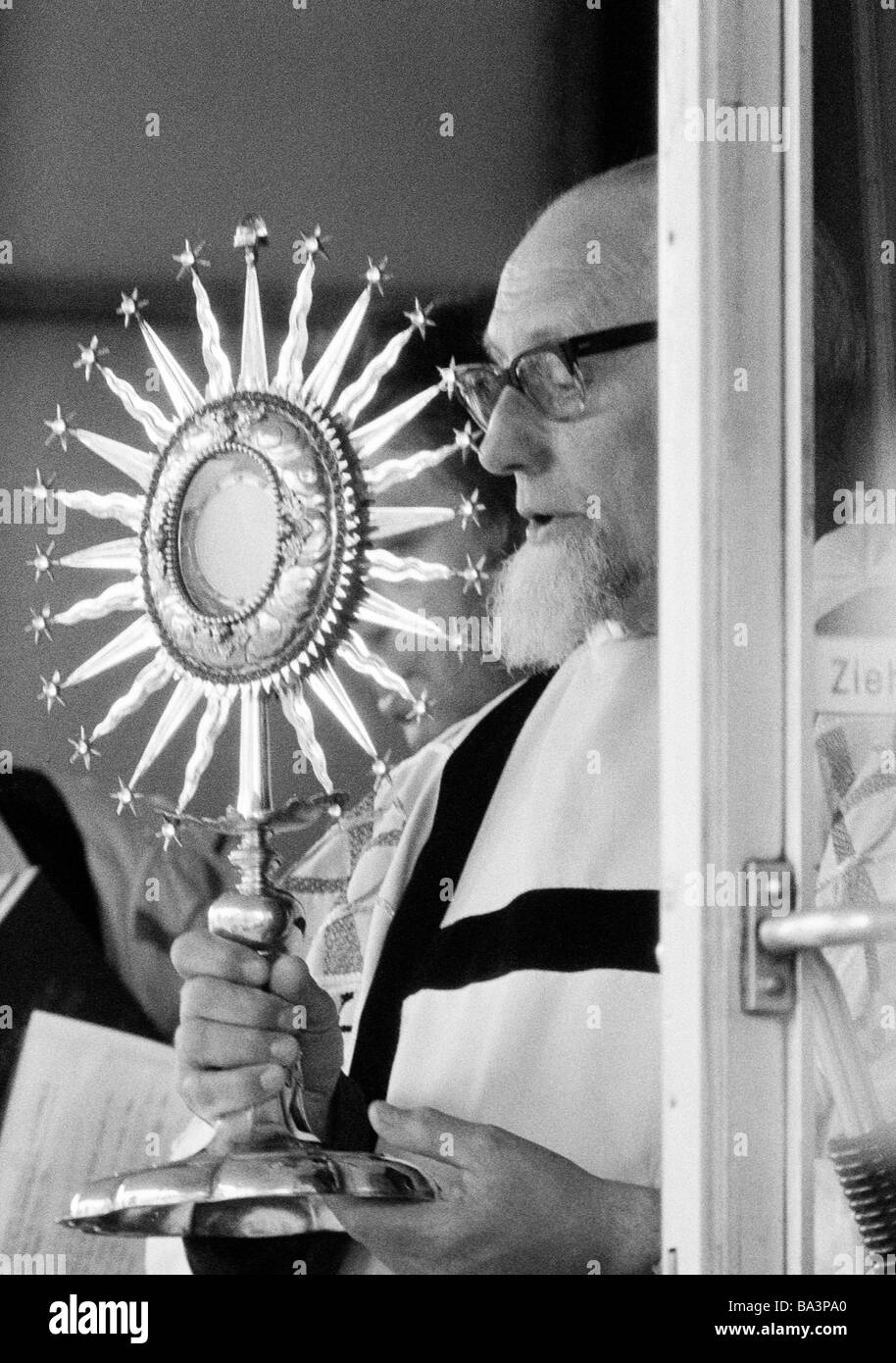 Solar monstrance hi-res stock photography and images - Alamy