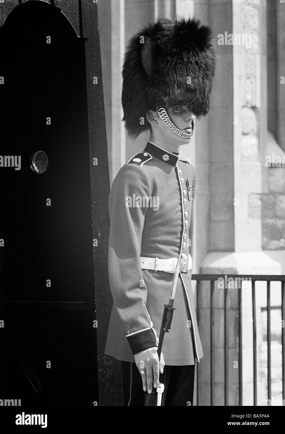 Army sentry hi-res stock photography and images - Alamy