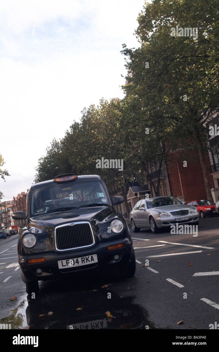 black cab in knightsbridge london Stock Photo - Alamy