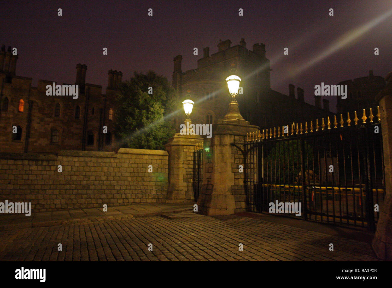 Windsor castle night hi-res stock photography and images - Alamy