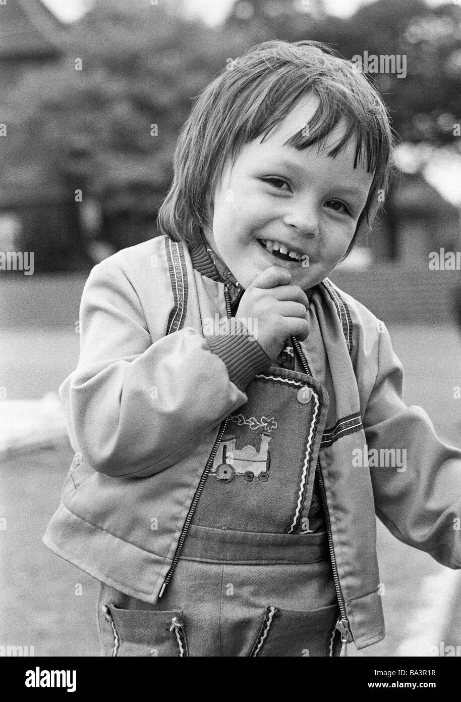 Seventies fashion 1975 hi-res stock photography and images - Alamy