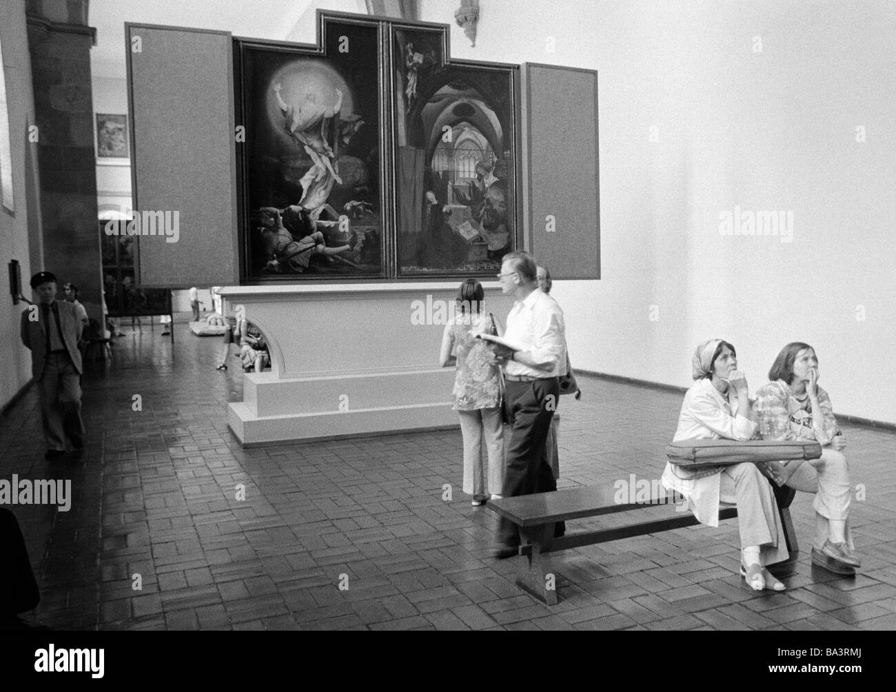 Seventies, black and white photo, museum visitors in the Unterlinden ...