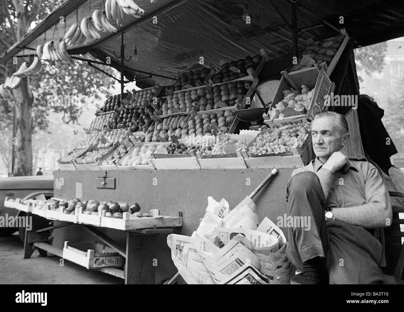 Market stall 1970s hi-res stock photography and images - Alamy