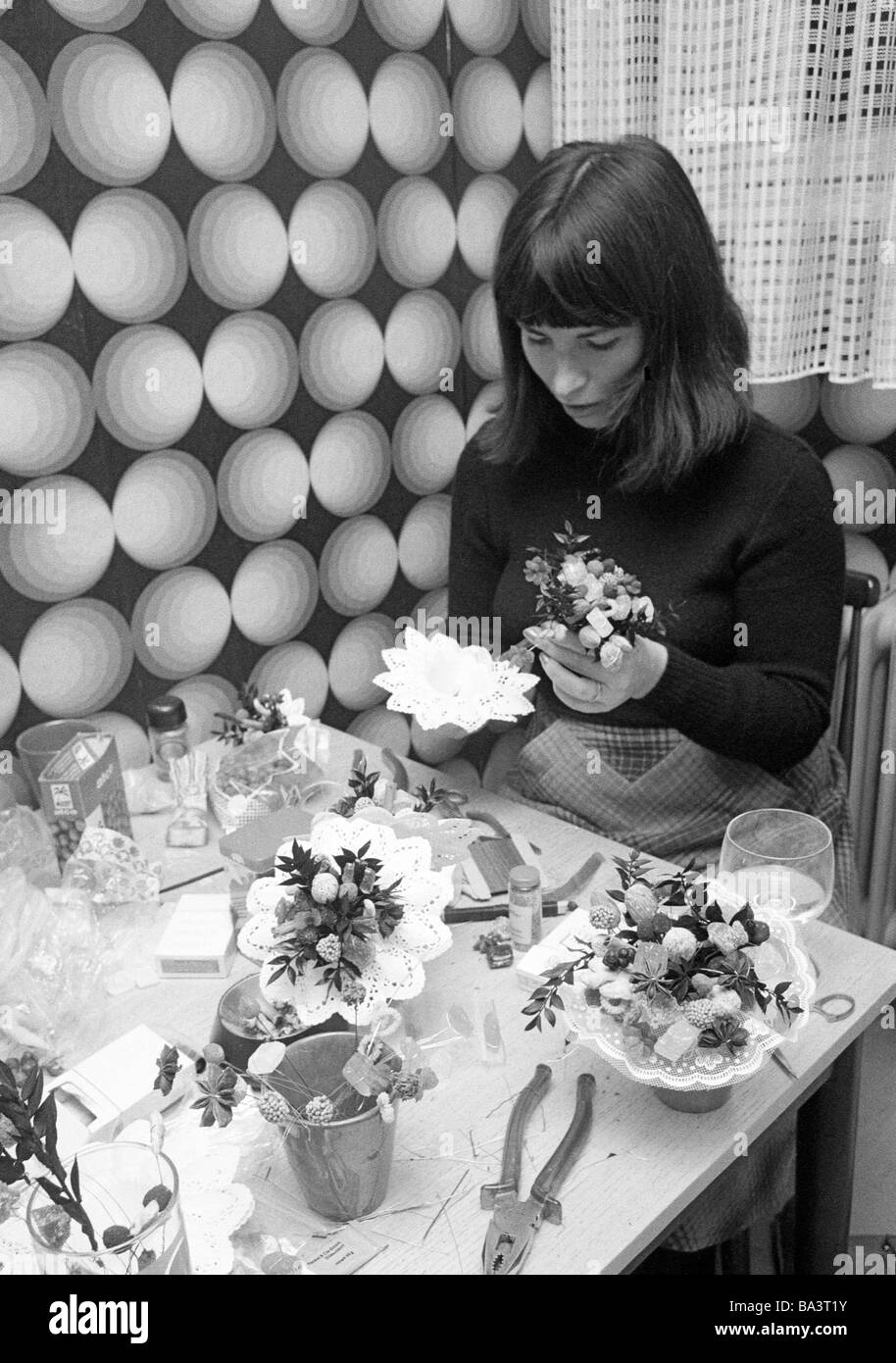 Frau sitzt Black and White Stock Photos & Images - Alamy