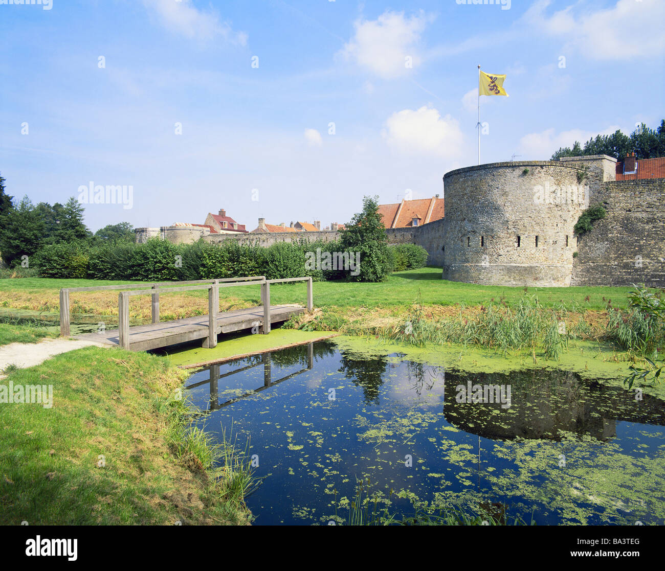 Bridge moat city walls hi-res stock photography and images - Alamy