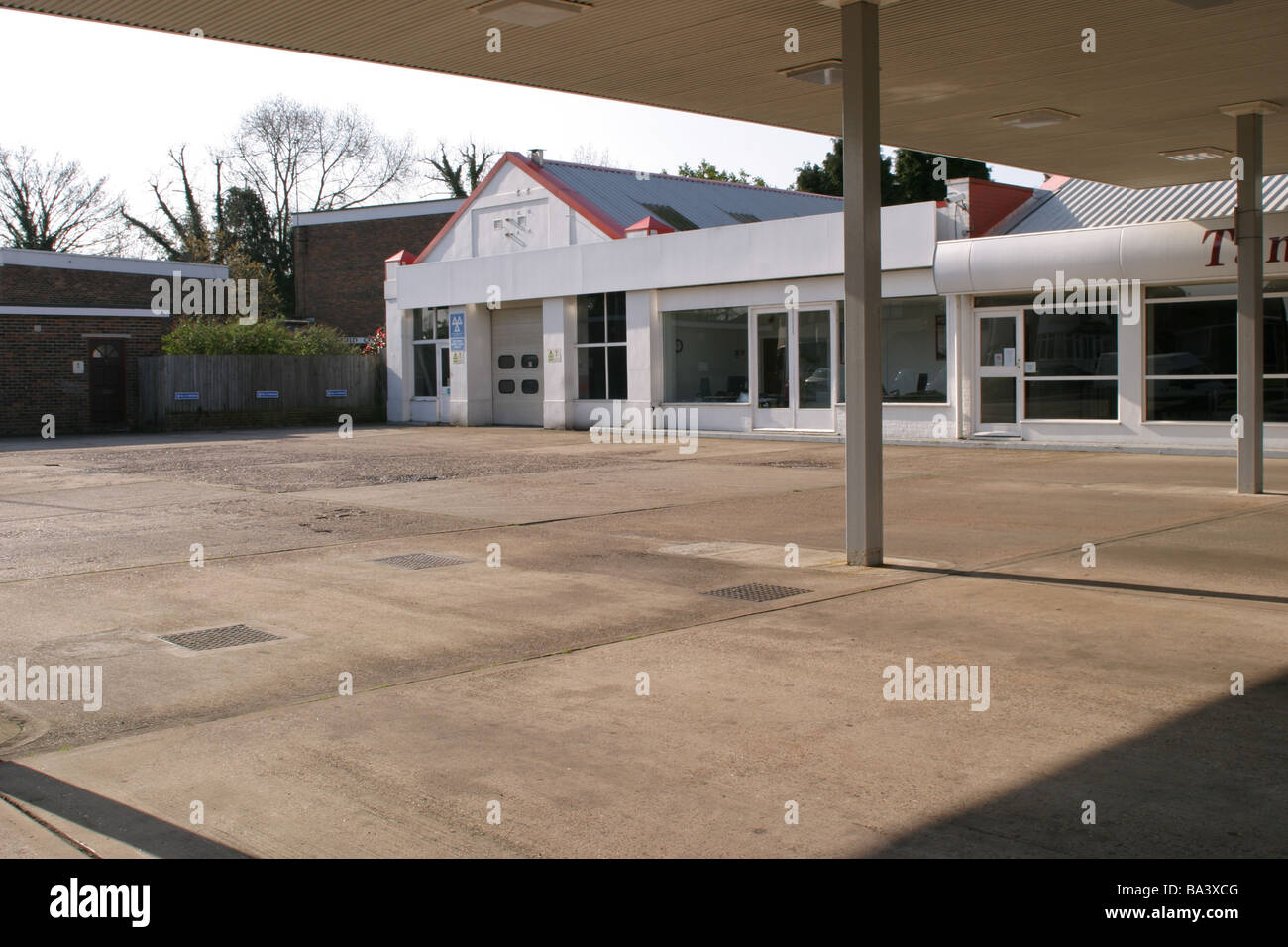 Car showroom empty hi-res stock photography and images - Alamy