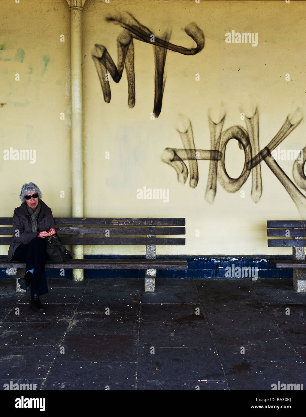 Graffiti bench hi-res stock photography and images - Alamy