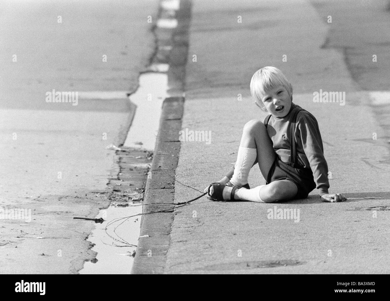 Children playing outside 1970s hi-res stock photography and images - Alamy