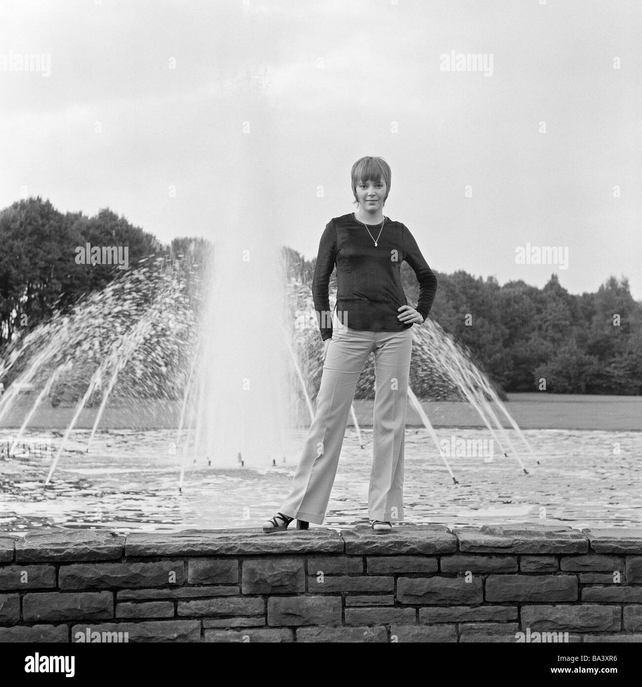 Siebziger Jahre, Menschen, junges Maedchen posiert vor einem ...