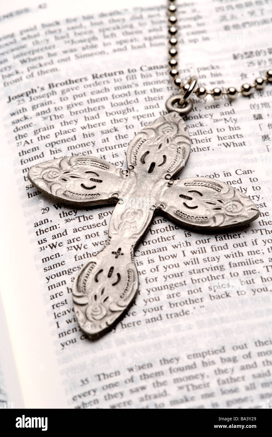 Bible and cross Stock Photo - Alamy