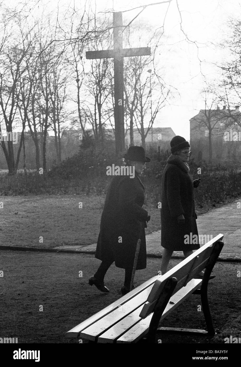 Black older women Black and White Stock Photos & Images - Alamy