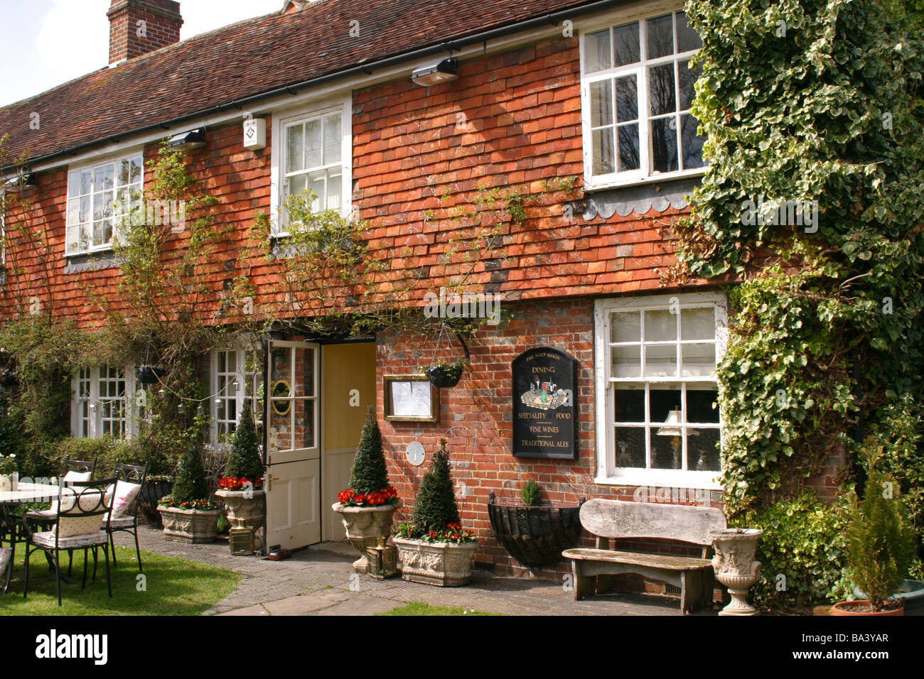 Rural pub frontage hi-res stock photography and images - Alamy