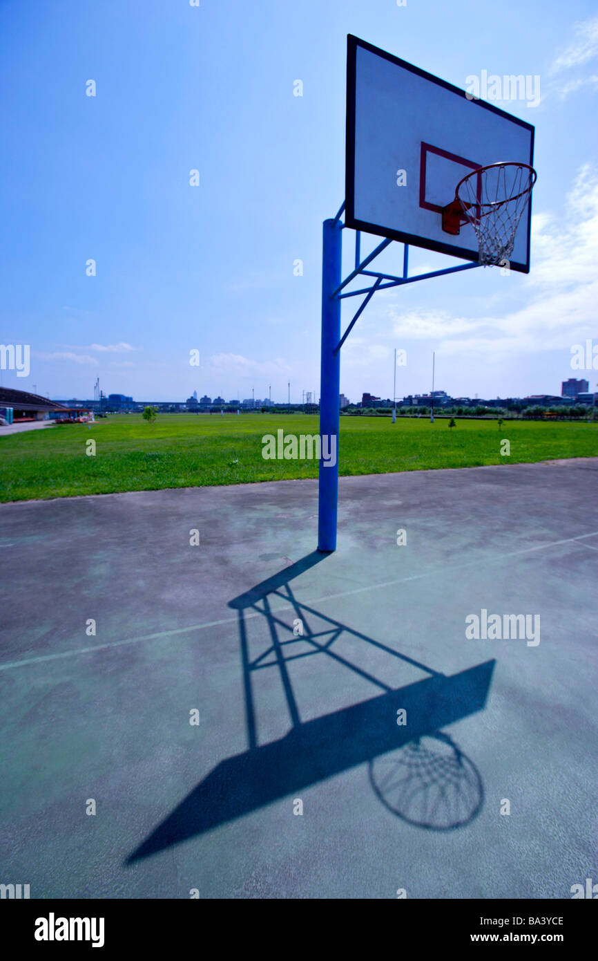 Basketball hoop outdoors Stock Photo - Alamy