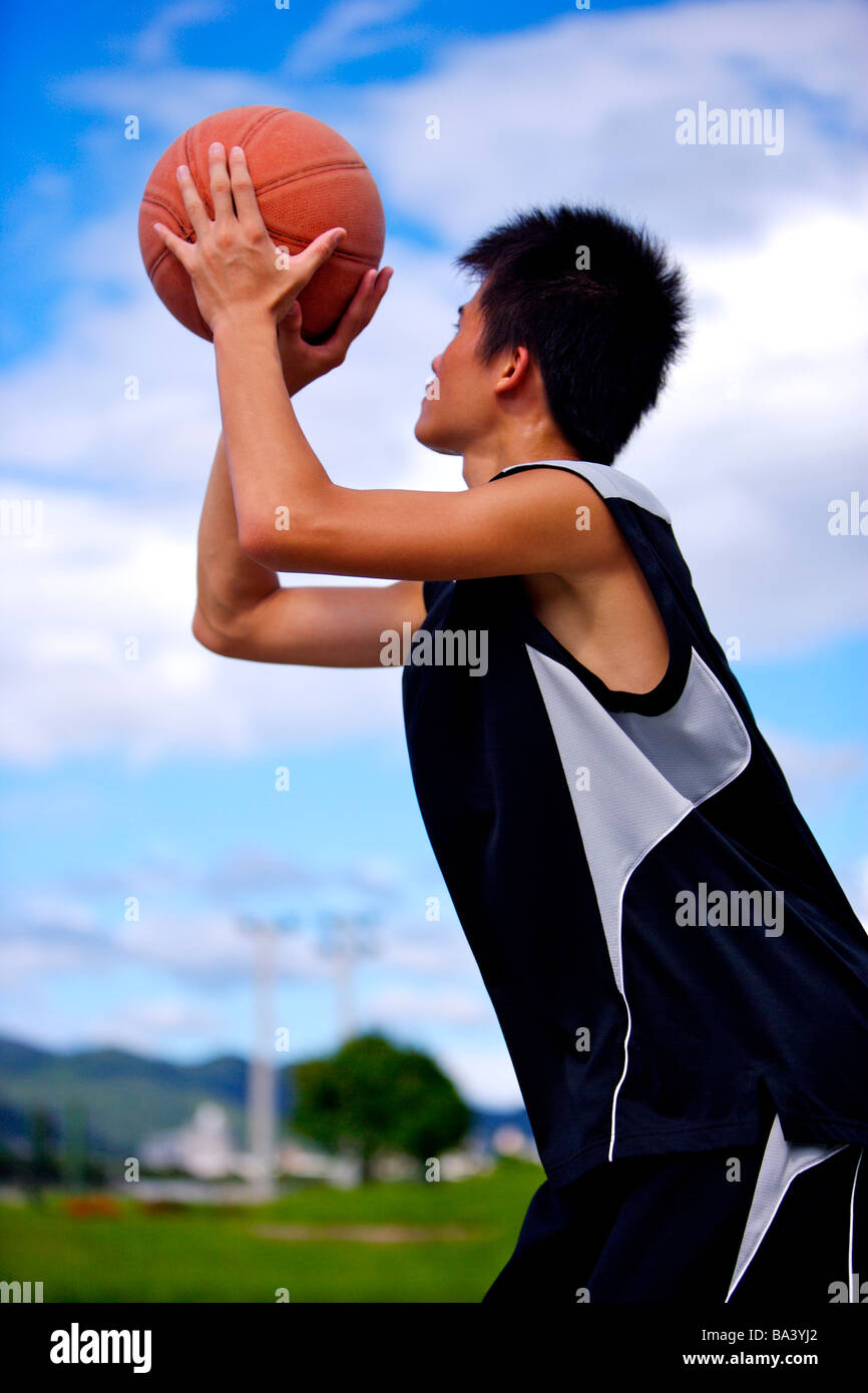 Basketball shooting side view hi-res stock photography and images - Alamy