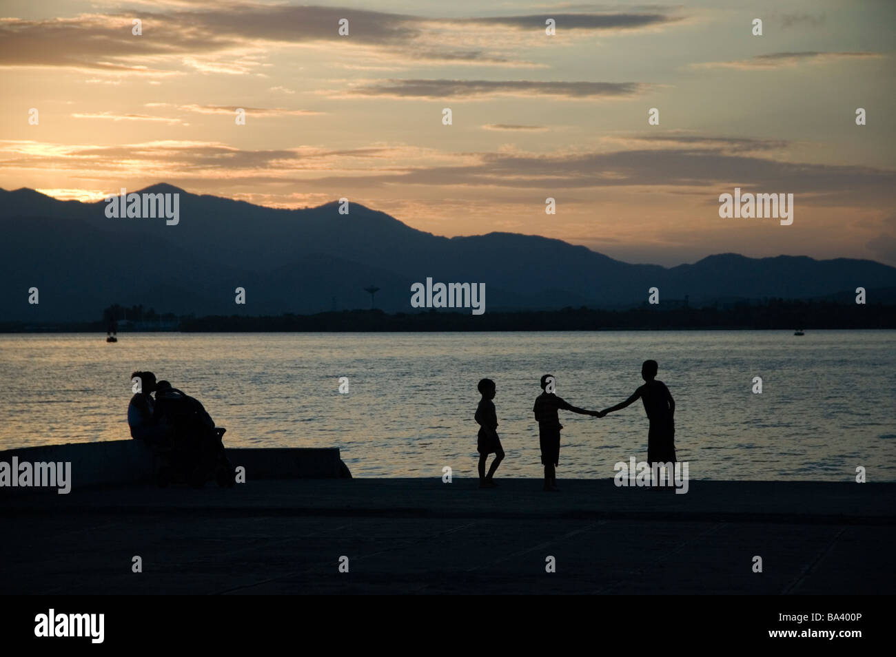 Kids playing sunset in sea hi-res stock photography and images - Alamy