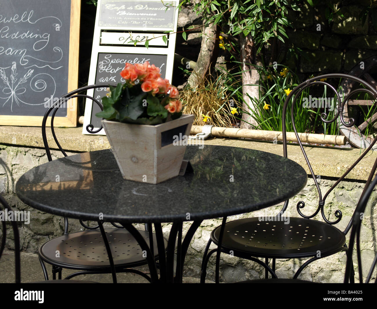 A cafe table ready for customers Stock Photo - Alamy