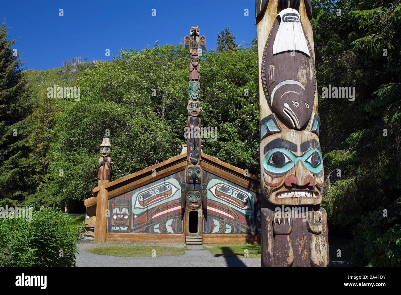 Clan house totem bight state historical park hi-res stock photography ...