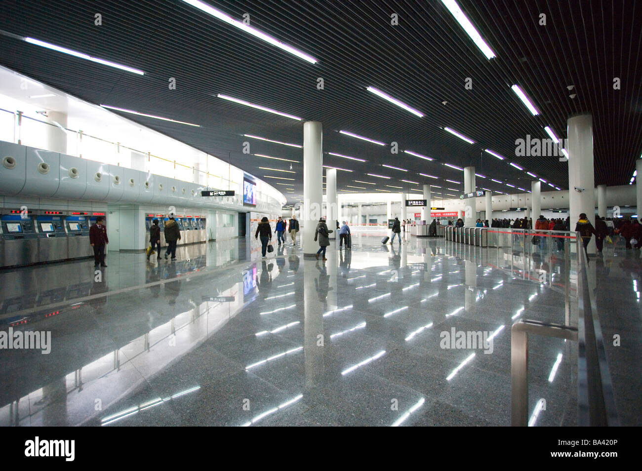 China Shanghai station platform Stock Photo - Alamy