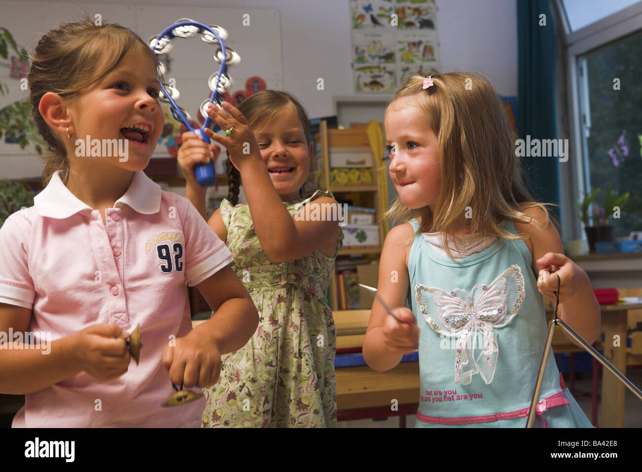 School classrooms music-instruction reason-schoolgirls music ...