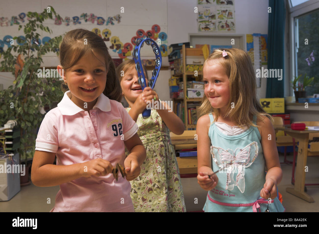 School classrooms music-instruction reason-schoolgirls music ...