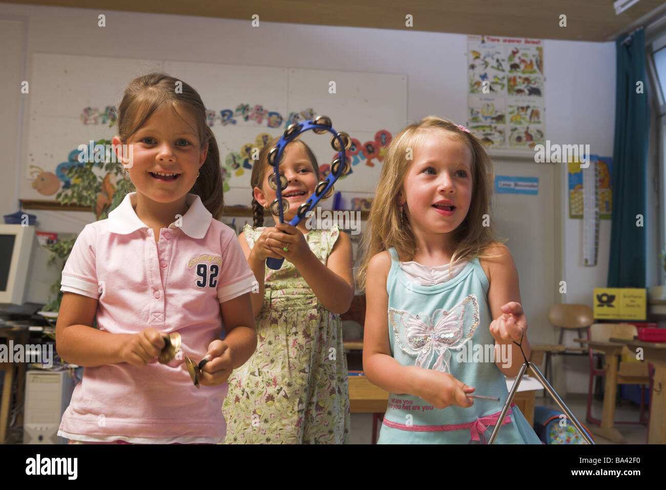 School classrooms music-instruction reason-schoolgirls music ...