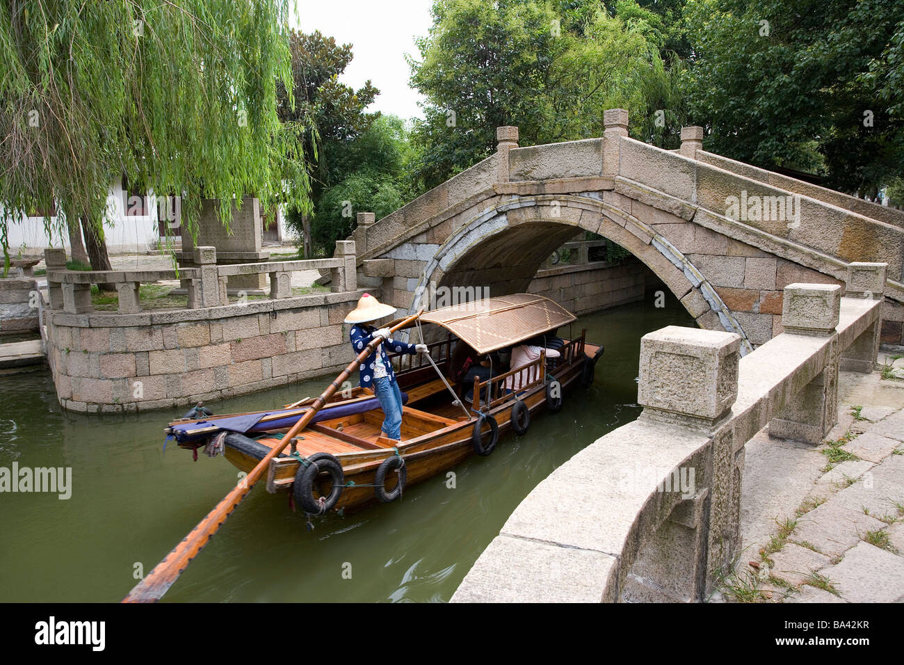 Rowing through arch of bridge hi-res stock photography and images - Alamy
