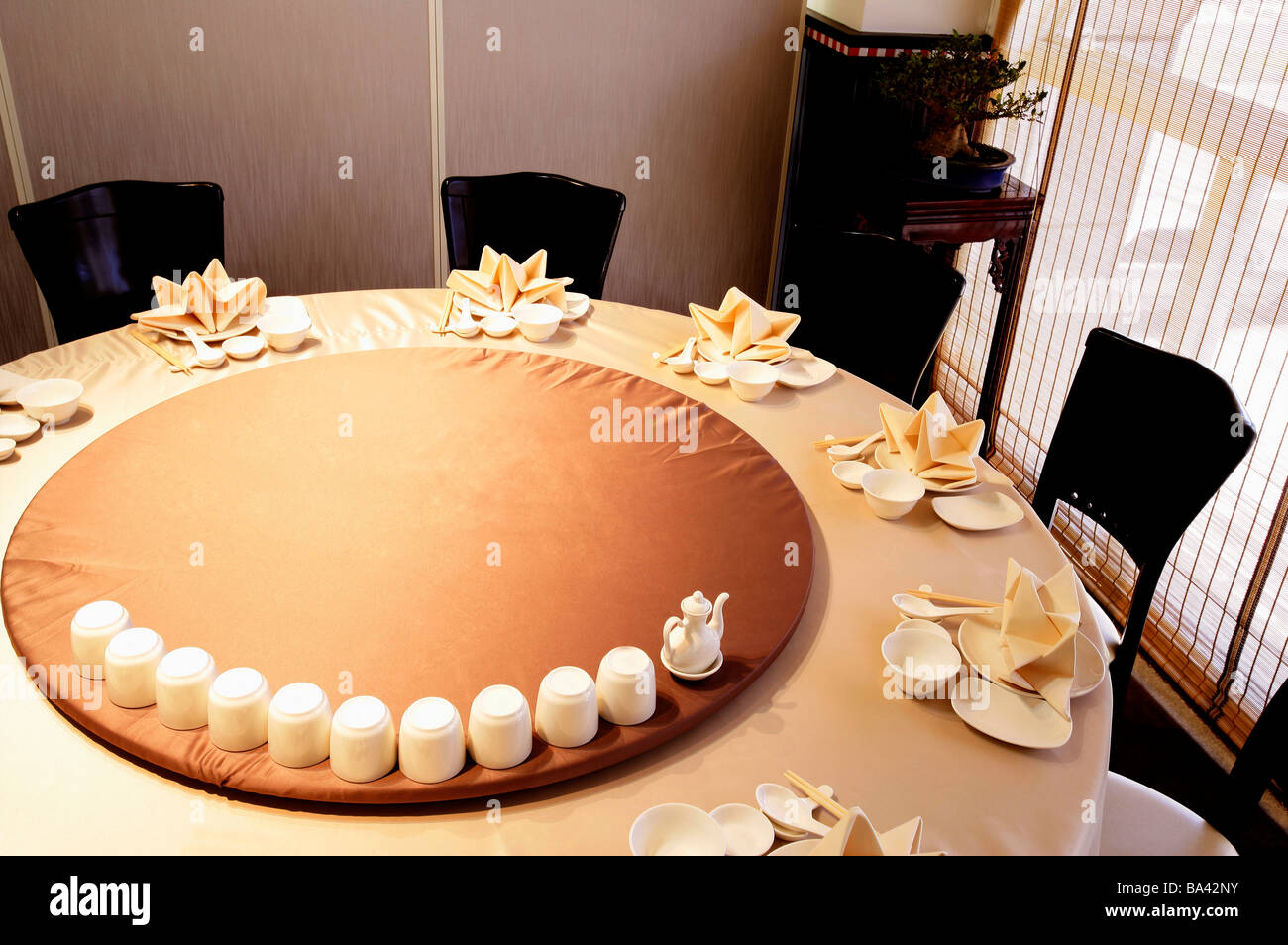 Table setting in chinese restaurant Stock Photo - Alamy