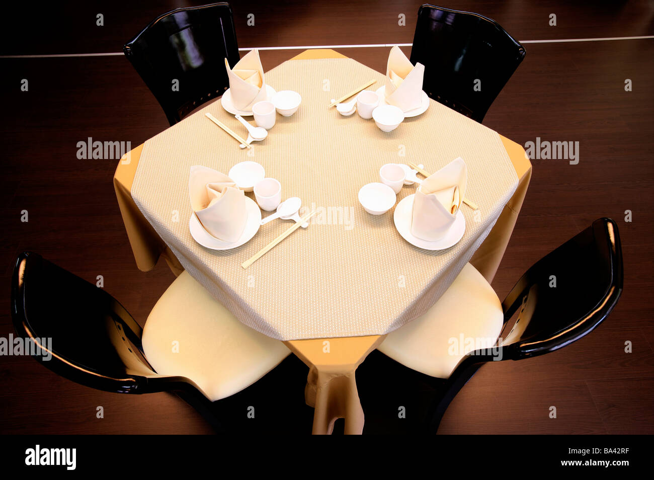 Table setting in chinese restaurant Stock Photo - Alamy