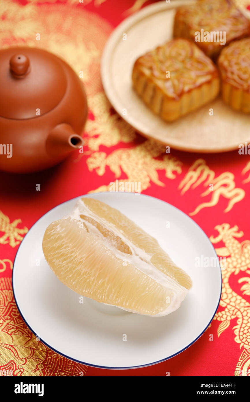 Pomelo mooncakes and teapot Stock Photo - Alamy