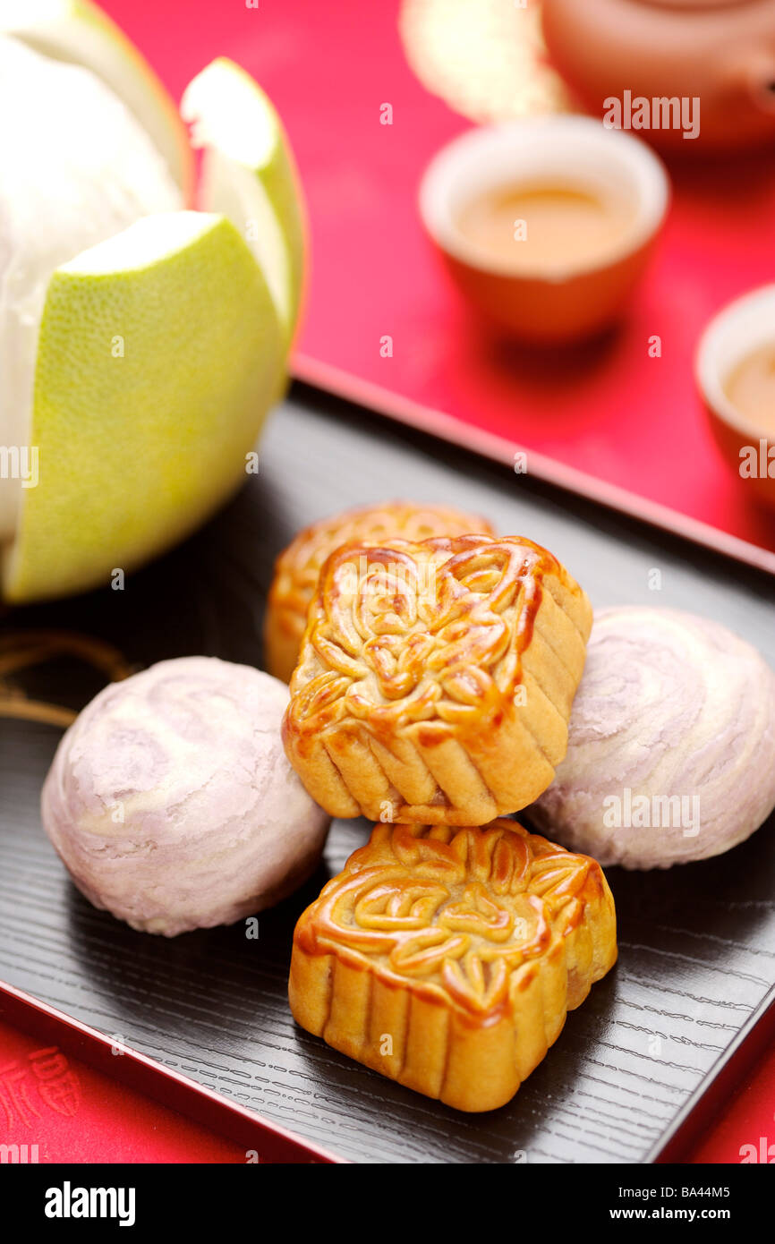 Mooncakes and peeled pomelo Stock Photo - Alamy