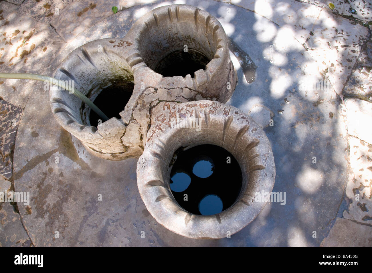 Ancient well hi-res stock photography and images - Alamy