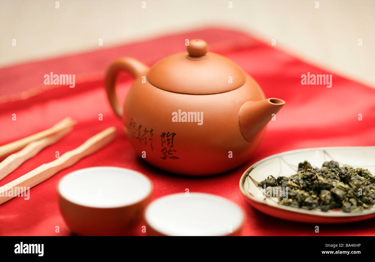 Chinese tea set and tea leaves Stock Photo - Alamy